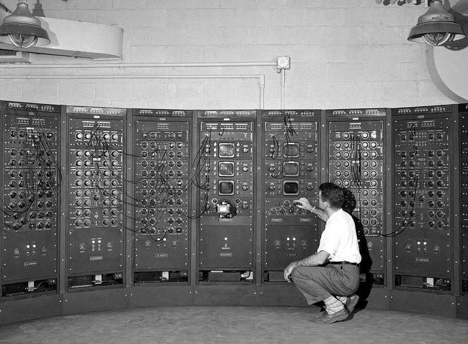 What Is An Analog Computer with Pictures 